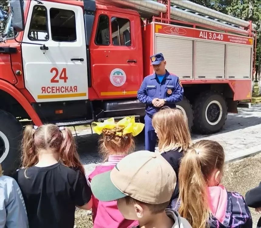 Настоящие герои в гостях у детей: пожарные провели необычный урок в ...